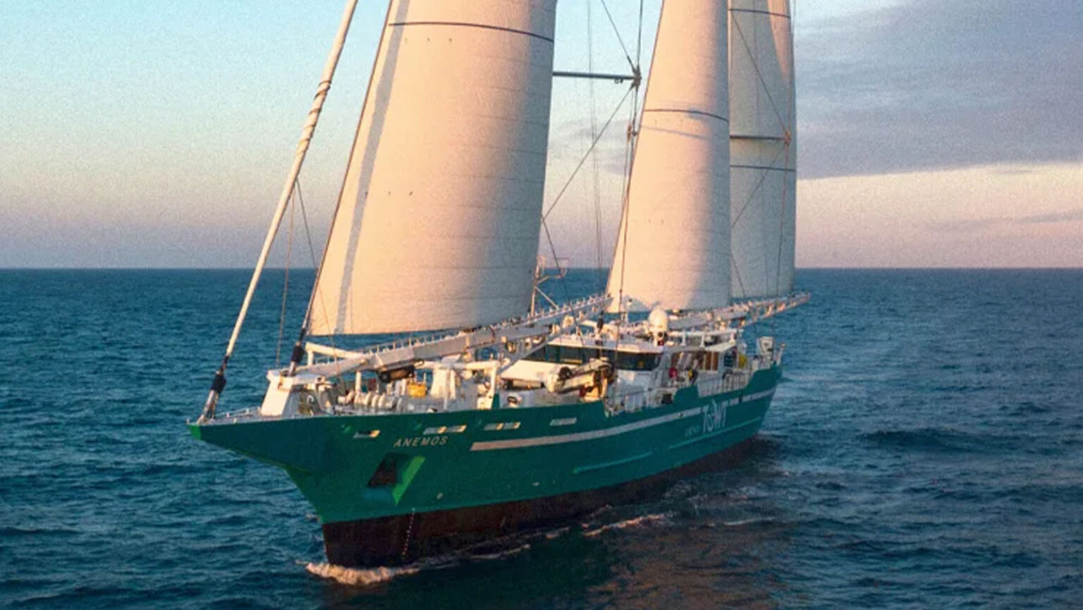Navio de carga atravessa o mar só com a força do vento pela primeira ...