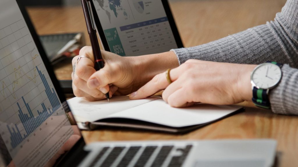 Inteligência Artificial na escrita: 9 plataformas que valem a pena ...